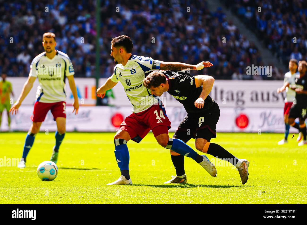 Hamburg, Deutschland. 27th Apr, 2025. Ludovit Reis (Hamburger SV, #14), Leon Jensen (Karlsruher ...