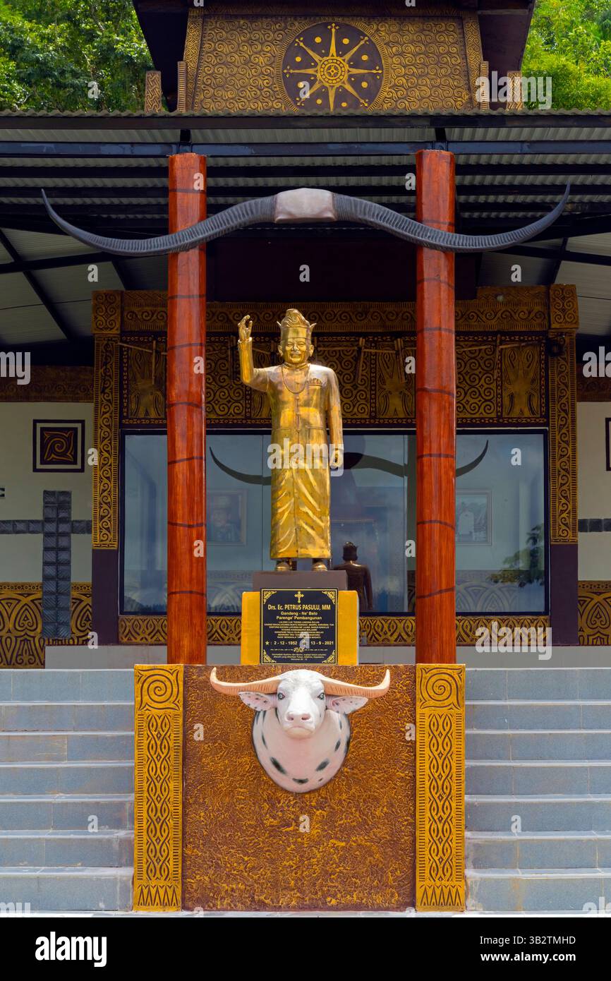 Statue of Petrus pasulu' (the youngest son of Ne' Gandeng) in front of ...