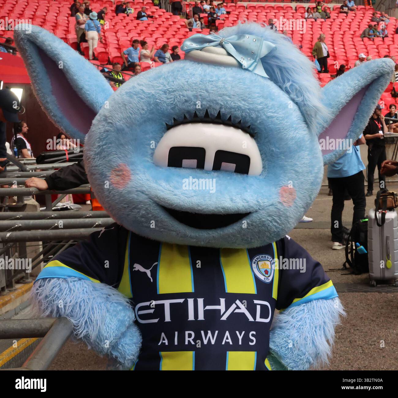 Nottingham forest mascot hi-res stock photography and images - Alamy