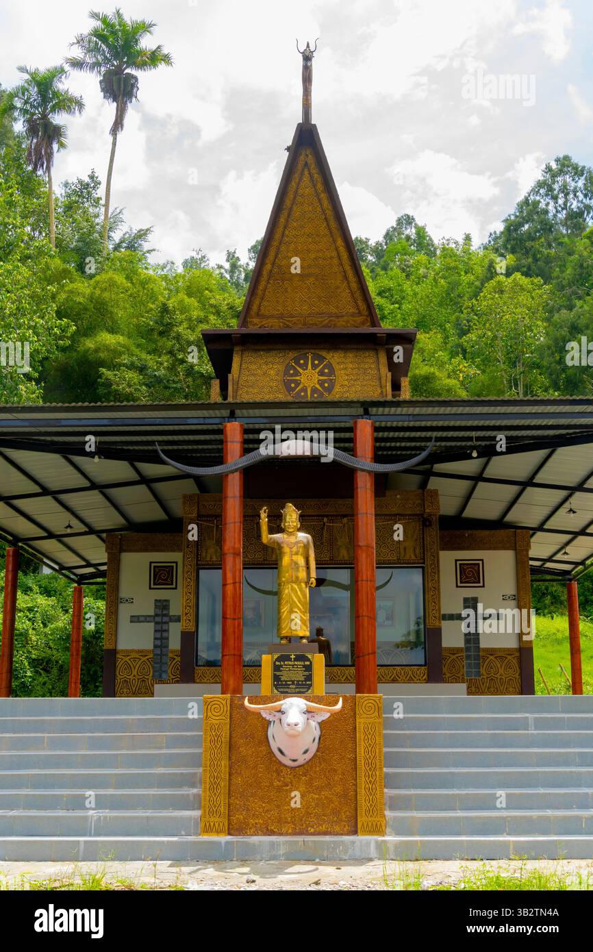 Statue of Petrus pasulu' (the youngest son of Ne' Gandeng) in front of ...