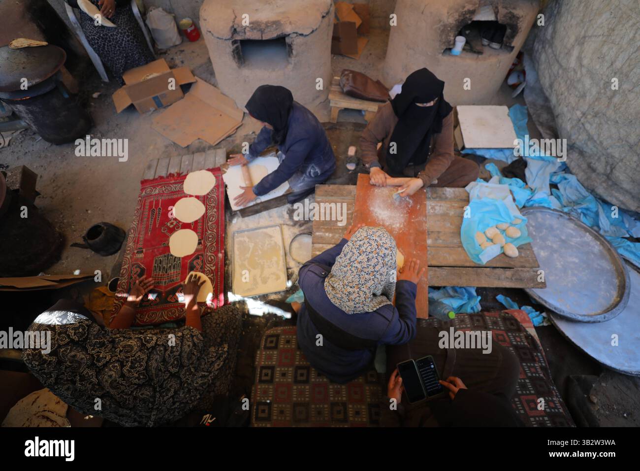 Palestinians women in Jabalia refugee camp bakes bread for the ...