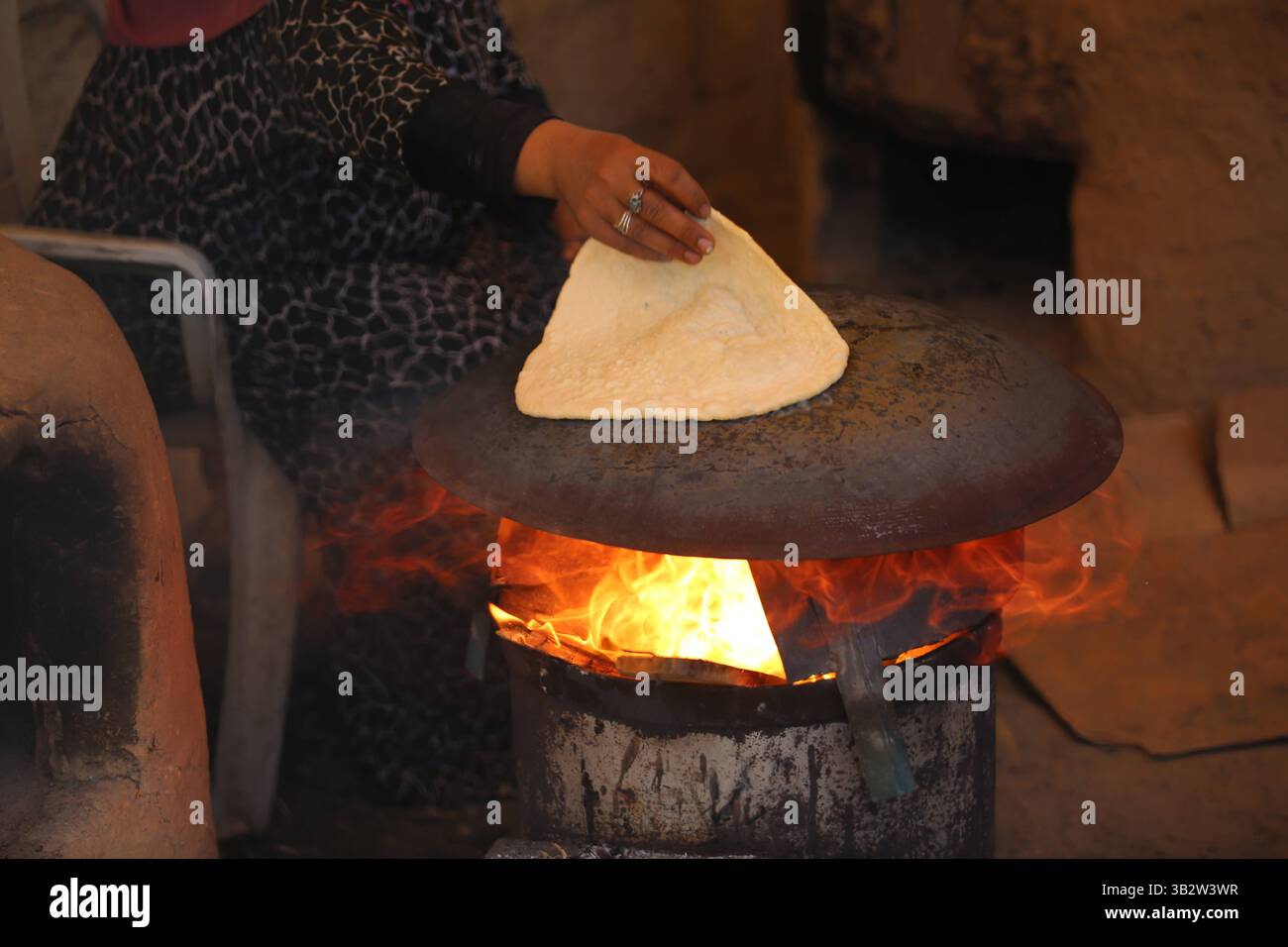 Palestinians women in Jabalia refugee camp bakes bread for the ...