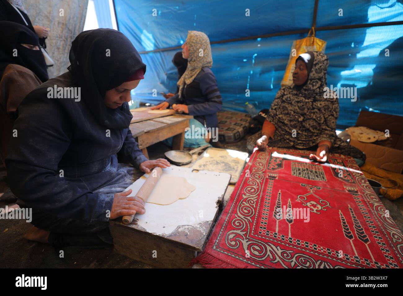 Palestinians women in Jabalia refugee camp bakes bread for the ...