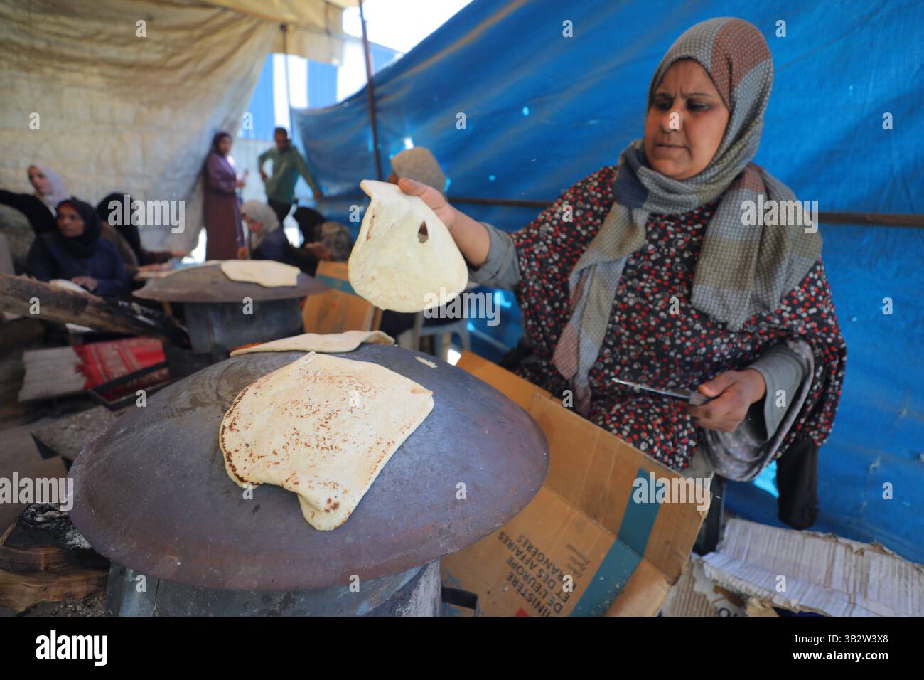 Palestinians women in Jabalia refugee camp bakes bread for the ...