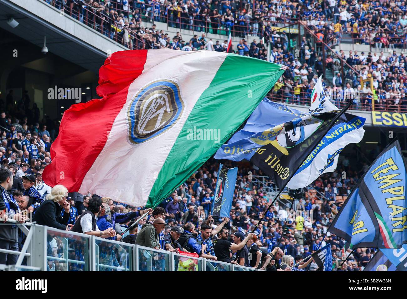 Milan, Italien. 27th Apr, 2025. FC Internazionale supporters seen ...