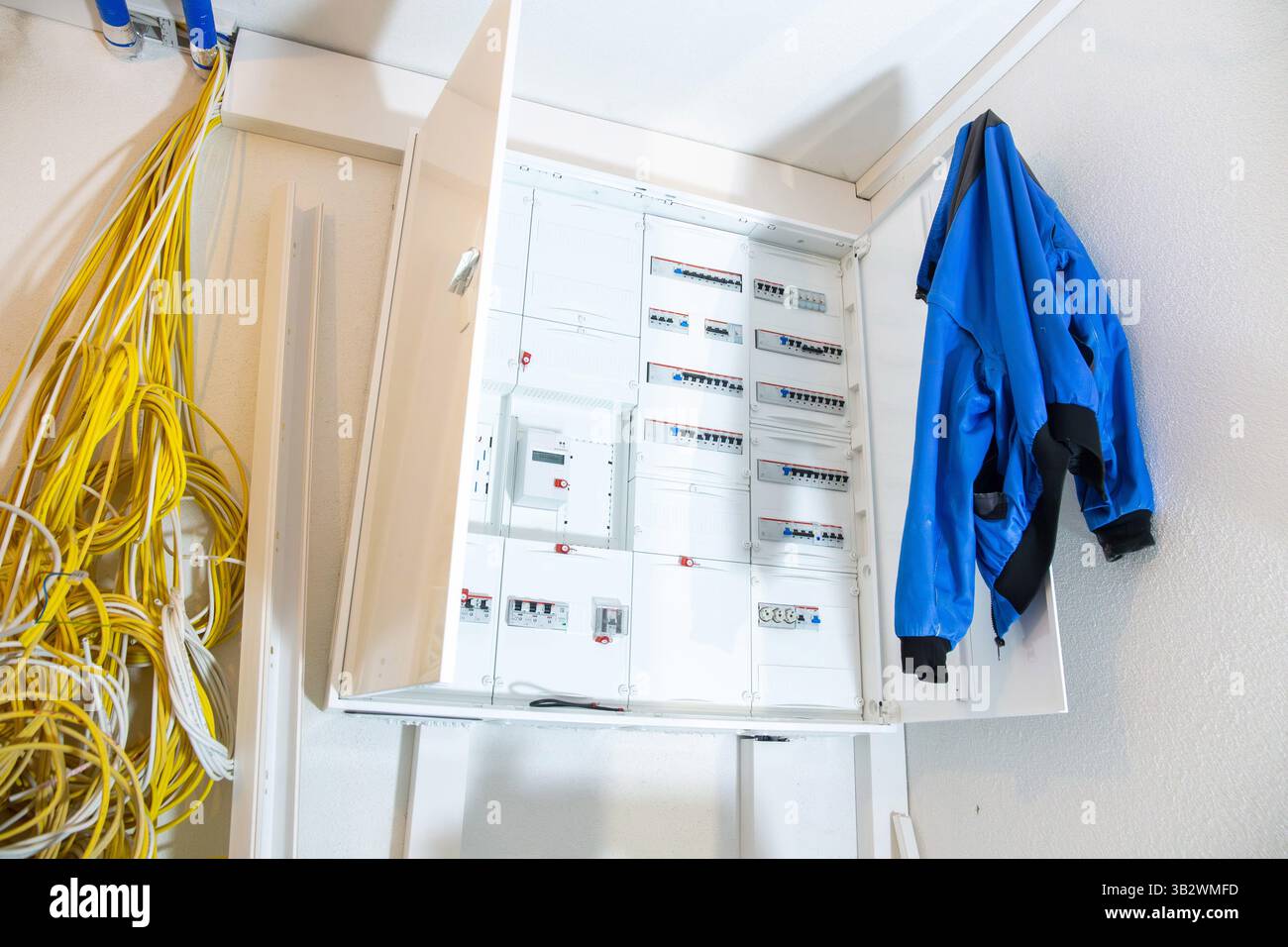 Electrical installation on the building shell: Installation cable and ...