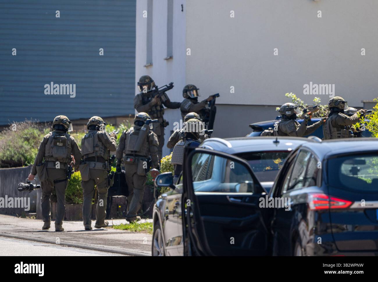 Tawern, Germany. 28th Apr, 2025. SEK officers storm a house. A woman ...