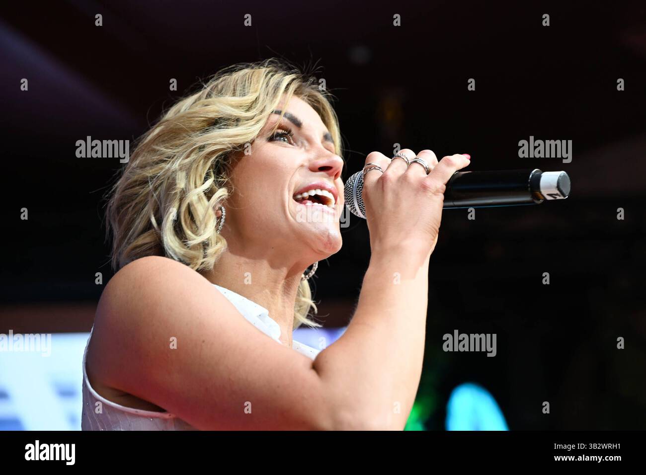 Auftritt der Sängerin Anna Maria Zimmermann auf der Bühne des Megaparks ...