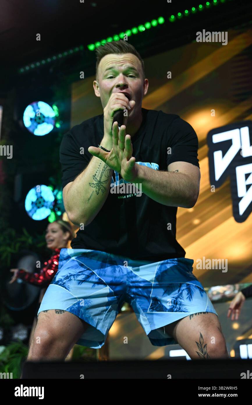 Auftritt von Sänger Julian Benz auf der Bühne im Megapark, 27.04.2025 ...