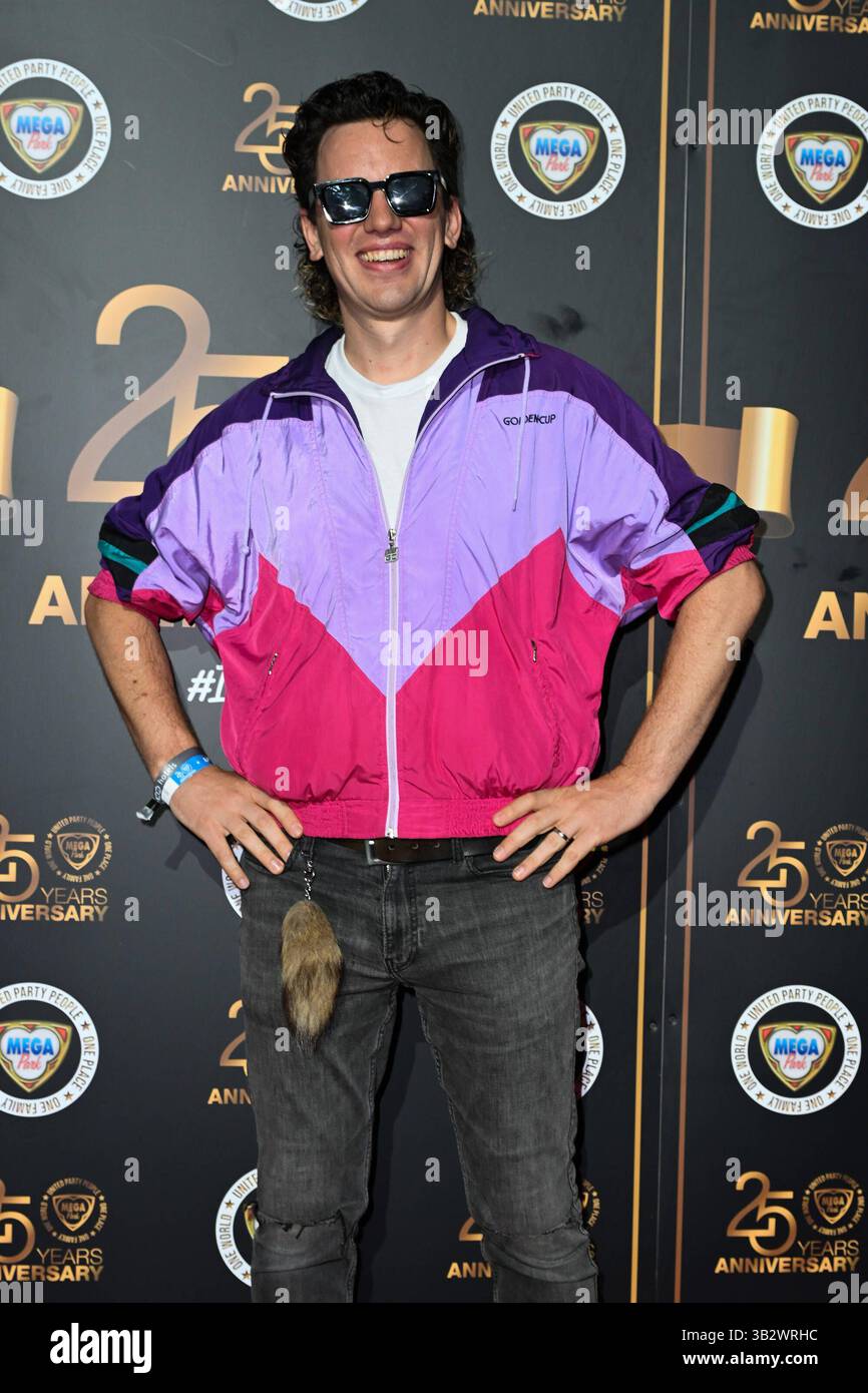 Bild zeigt: Manni Manta auf dem Roten Teppich zum Megapark Opening 2025 ...