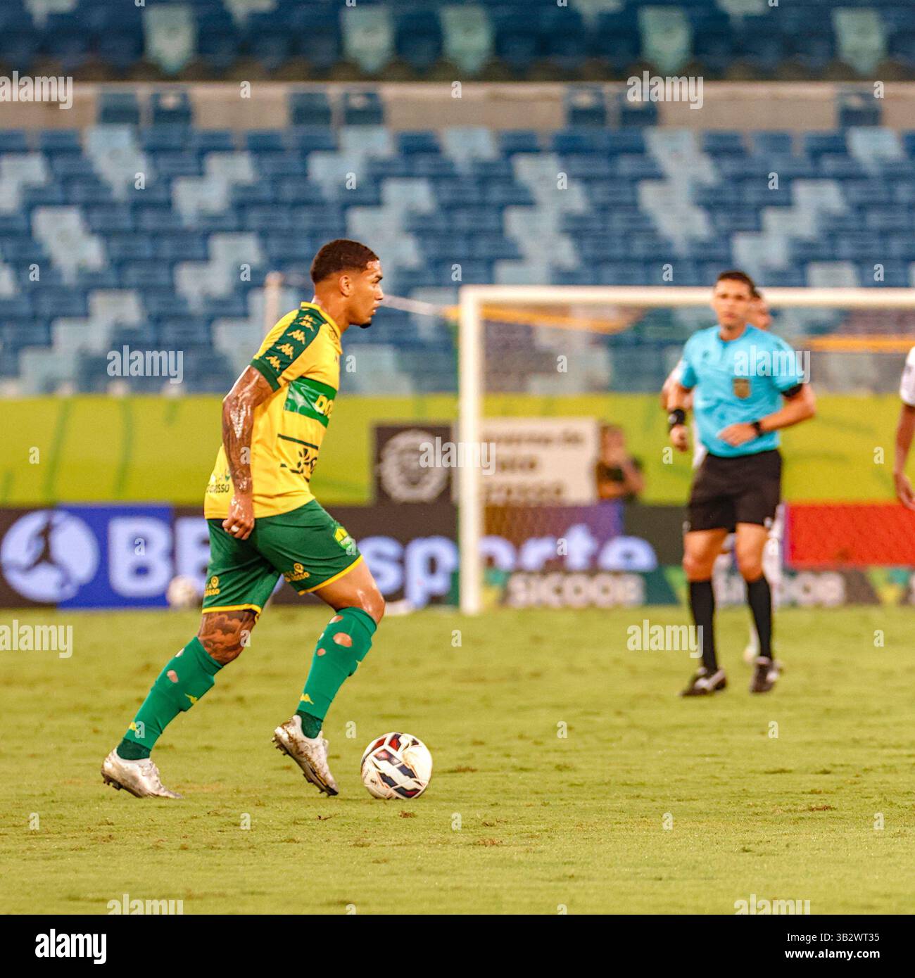 CUIABÁ, MT, USA. 27th Apr, 2025. CUIABA X FERROVIARIA - Game between Cuiaba and Ferroviaria ...