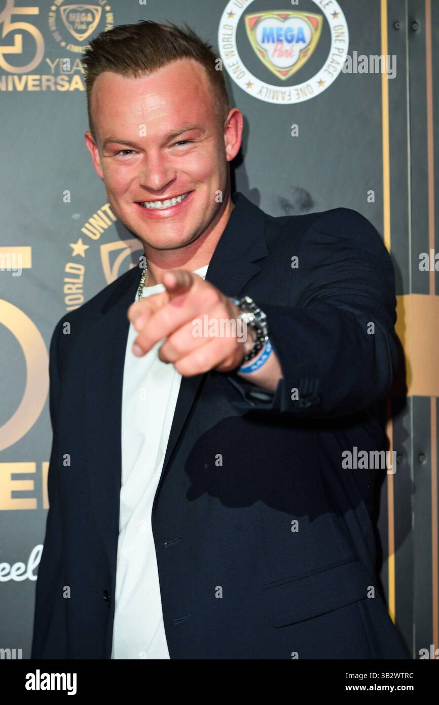 Bild zeigt: Der Sänger Julian Benz auf dem Roten Teppich zum Megapark ...