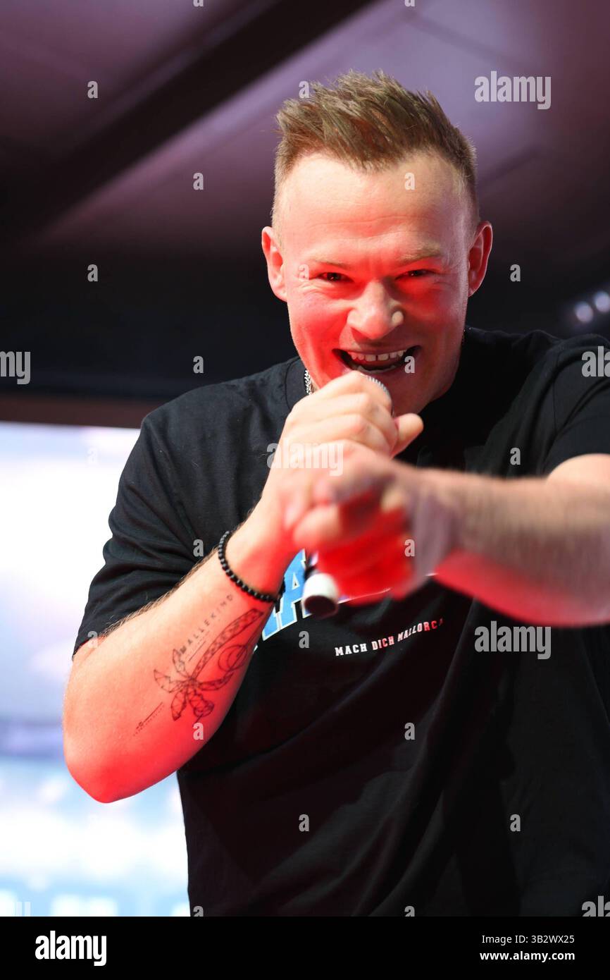 Auftritt von Sänger Julian Benz auf der Bühne im Megapark, 27.04.2025 ...