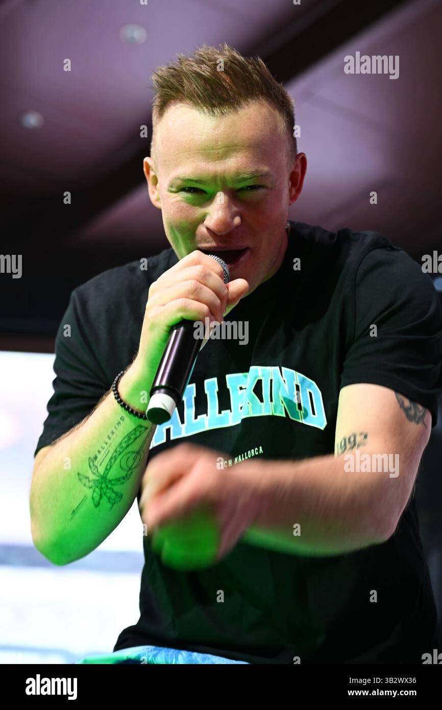 Auftritt von Sänger Julian Benz auf der Bühne im Megapark, 27.04.2025 ...