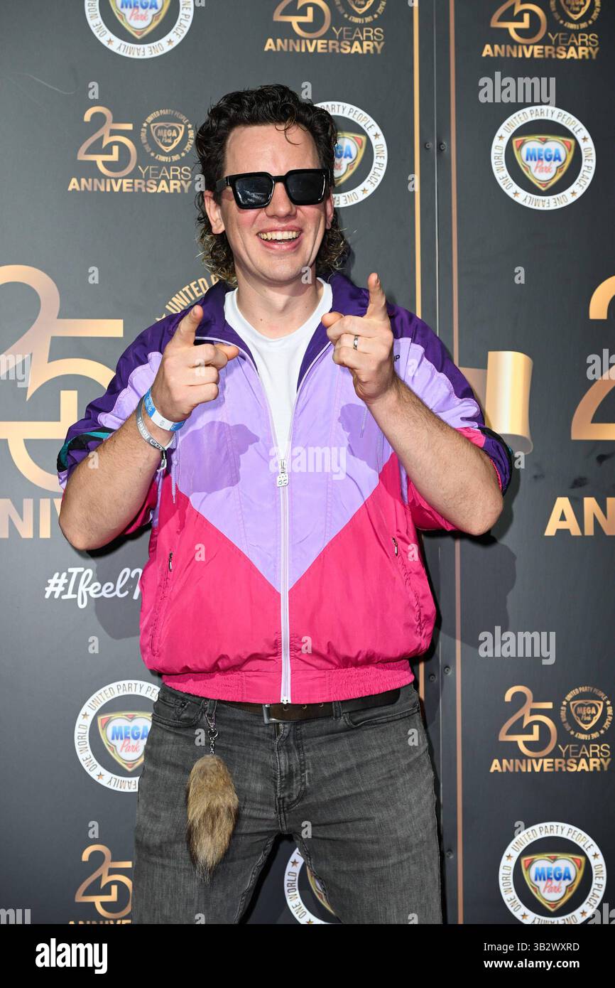 Bild zeigt: Manni Manta auf dem Roten Teppich zum Megapark Opening 2025 ...