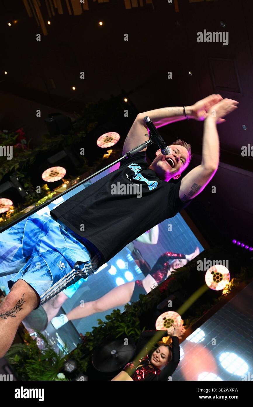 Auftritt von Sänger Julian Benz auf der Bühne im Megapark, 27.04.2025 ...