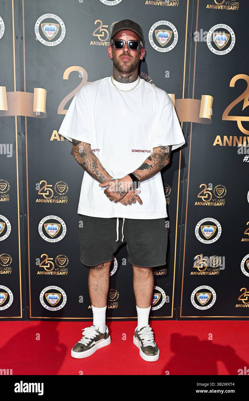 Bild zeigt: v.l.n.r.Jebroer auf dem Roten Teppich zum Megapark Opening ...