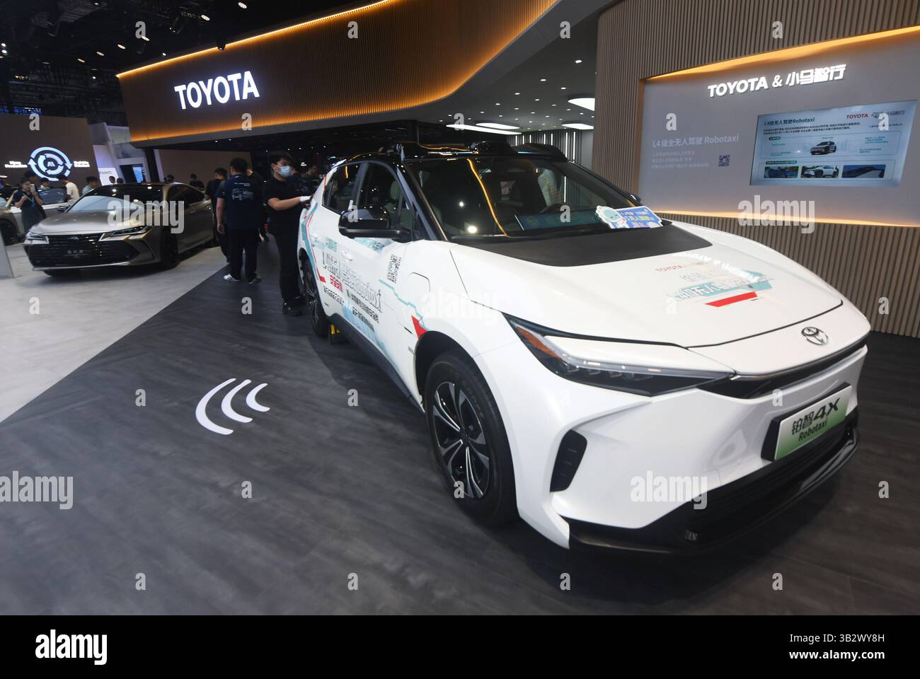 Visitors watched the L4-level driverless car 4X Robotaxi jointly ...