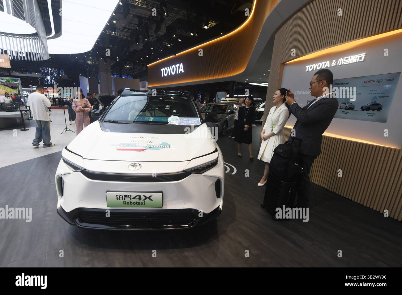 Visitors watched the L4-level driverless car 4X Robotaxi jointly ...