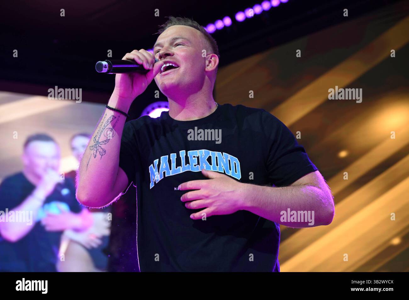 Auftritt von Sänger Julian Benz auf der Bühne im Megapark, 27.04.2025 ...