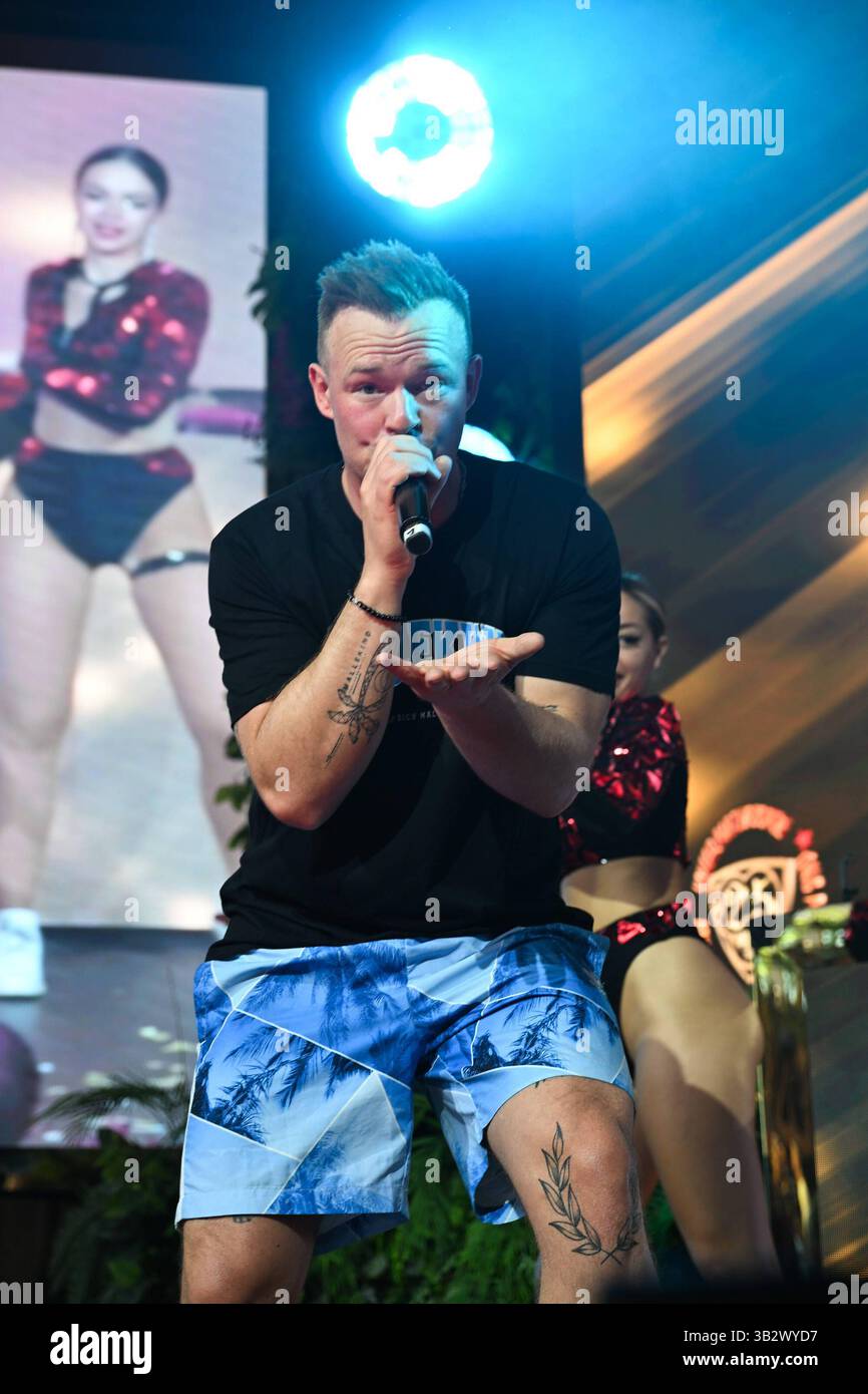 Auftritt von Sänger Julian Benz auf der Bühne im Megapark, 27.04.2025 ...