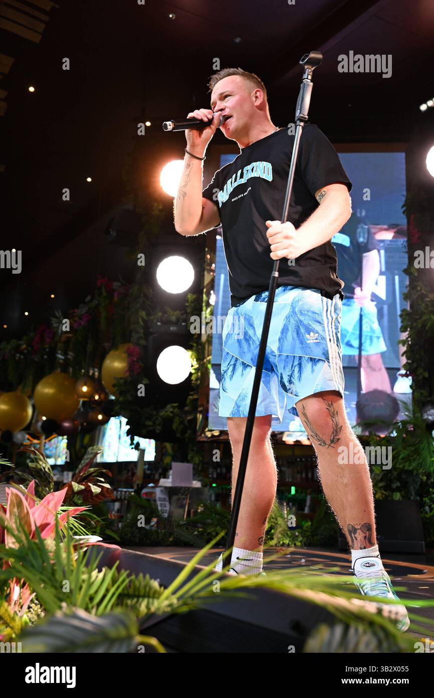 Auftritt von Sänger Julian Benz auf der Bühne im Megapark, 27.04.2025 ...