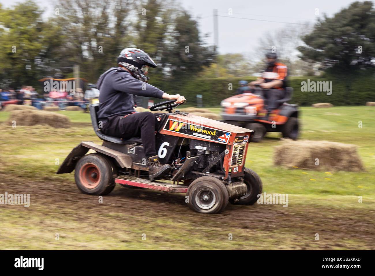 Ready, Steady MOW ! Lawn mower racing at the 2025 Mower Mayhem event at ...