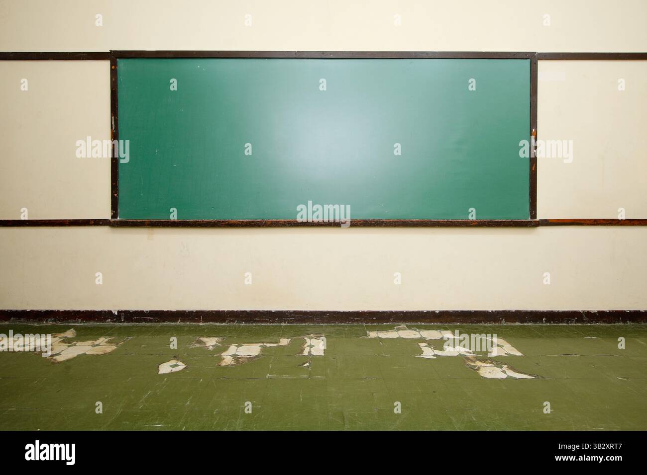 empty green blackboard in school classroom Stock Photo - Alamy