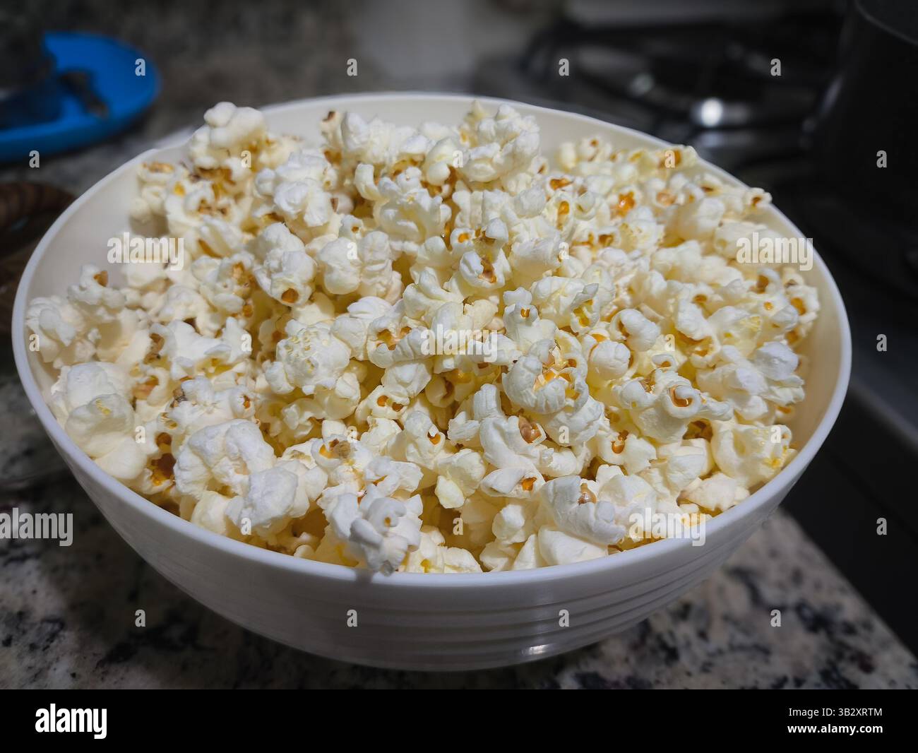 Bowl of freshly popped popcorn on kitchen counter Stock Photo - Alamy