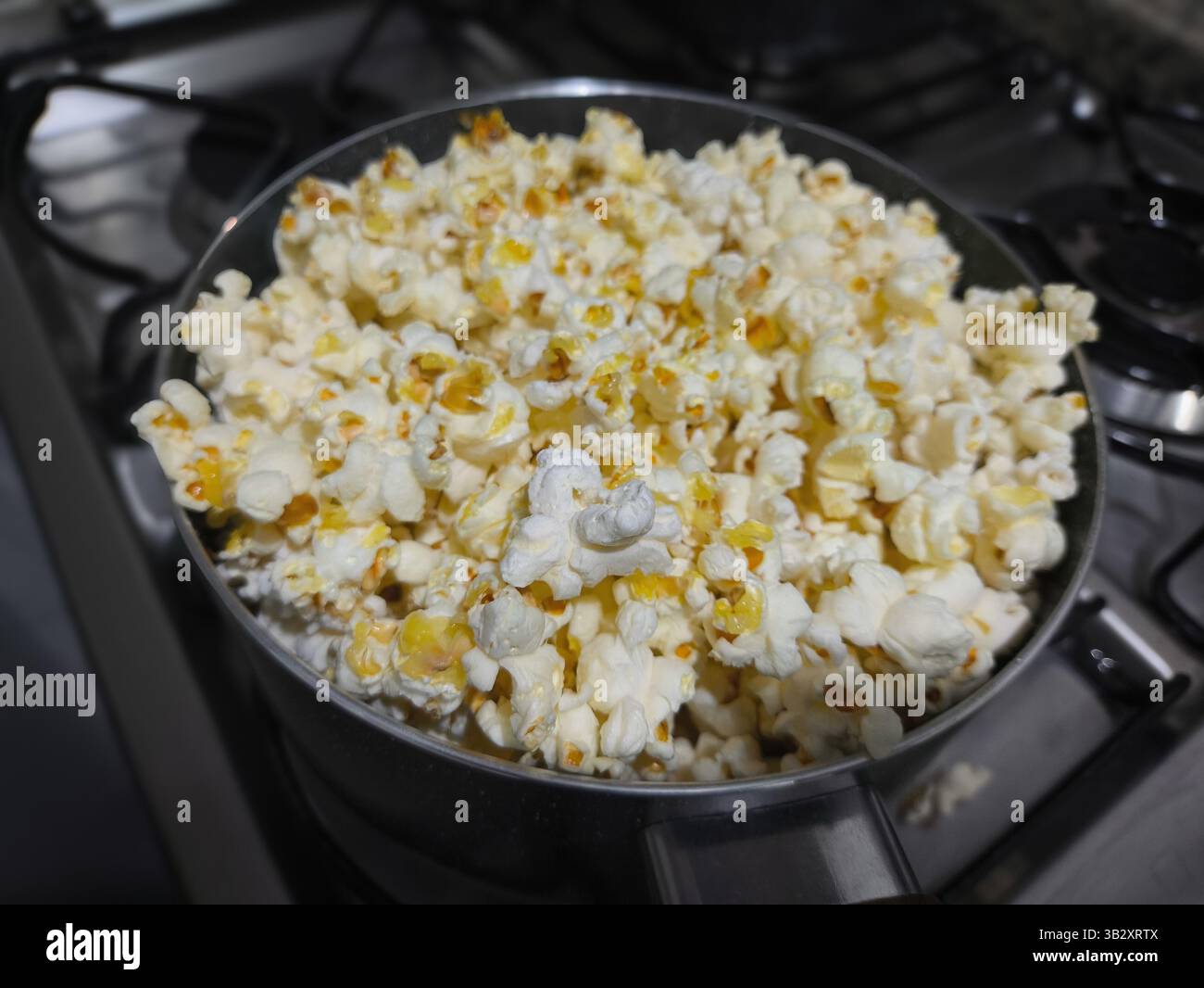 Freshly popped popcorn on the stovetop Stock Photo - Alamy