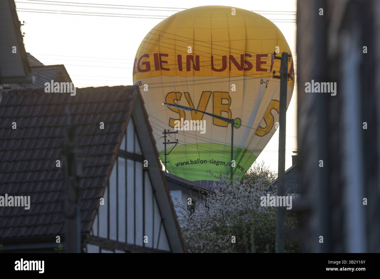 Ein Heissluftballon Heißluftballon mit Werbung der SVB, Siegener ...