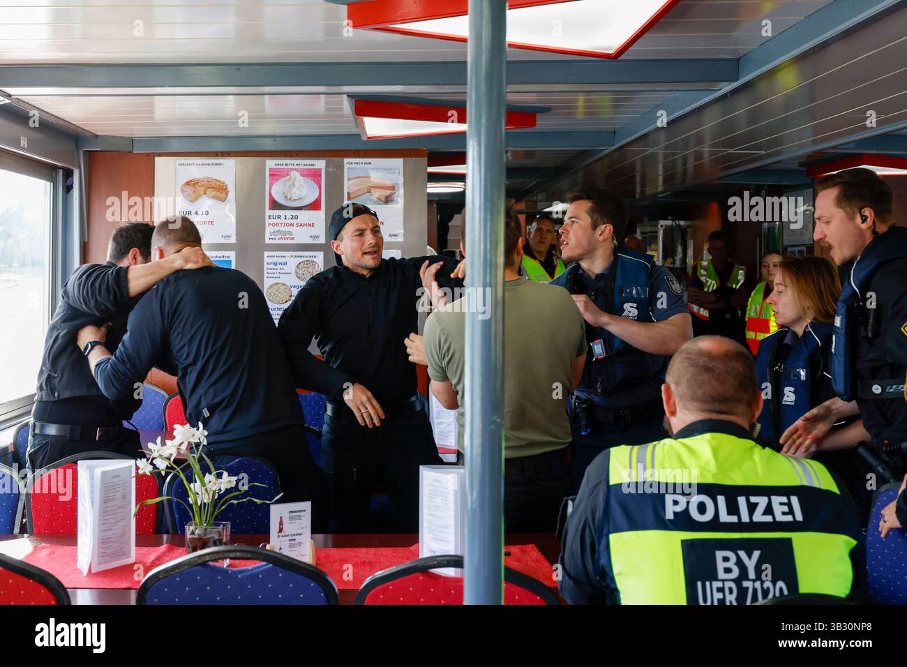 Beamte des Zolls und der Polizei versuchen im Rahmen der Übung, eine ...