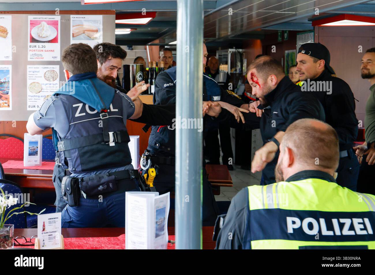 Beamte des Zolls und der Polizei versuchen im Rahmen der Übung, eine ...