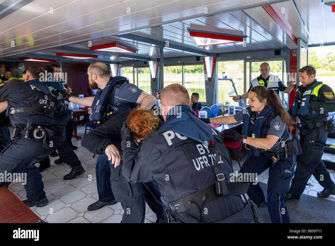 Beamte des Zolls und der Polizei versuchen im Rahmen der Übung, eine ...