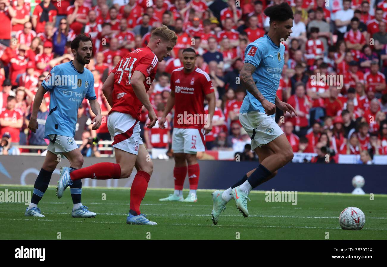 London, UK. 27th Apr, 2025. Nico O'Reilly of Manchester City and Zach ...