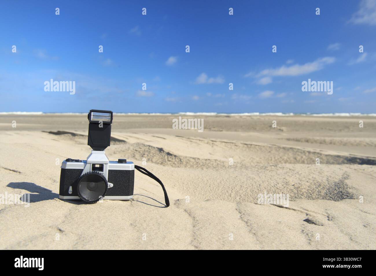 Photo camera in landscape at the beach Stock Photo - Alamy