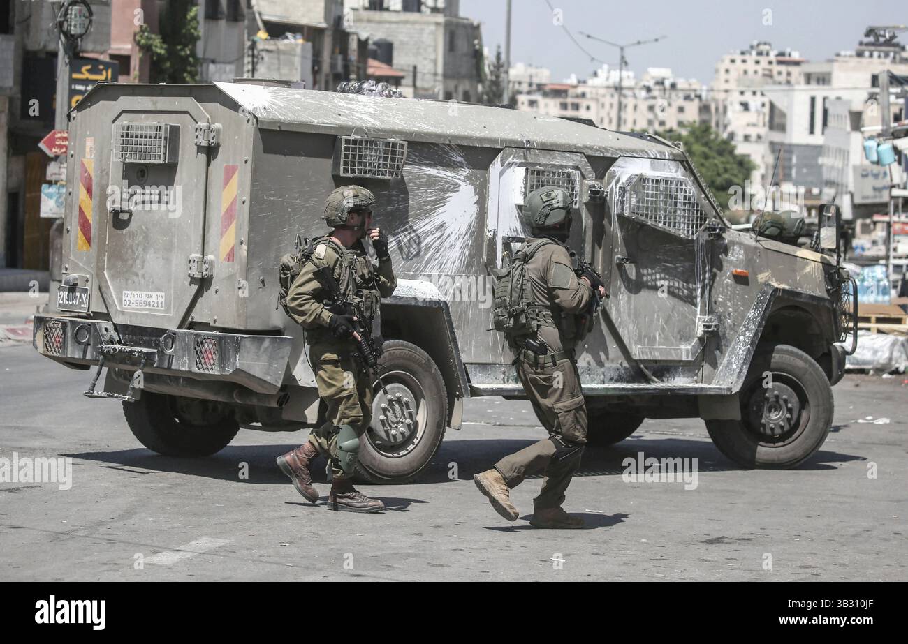 Nablus, Palestine. 28th Apr, 2025. Israeli soldiers position themselves ...