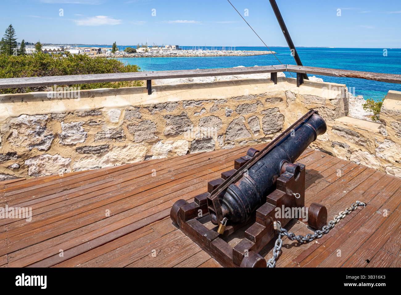 The cannon used to fire the 1pm time signal at the Old Round House ...