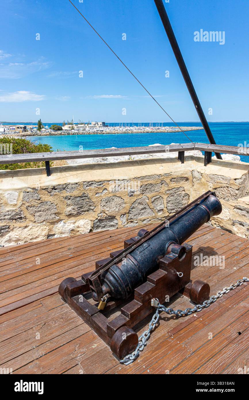 The cannon used to fire the 1pm time signal at the Old Round House ...