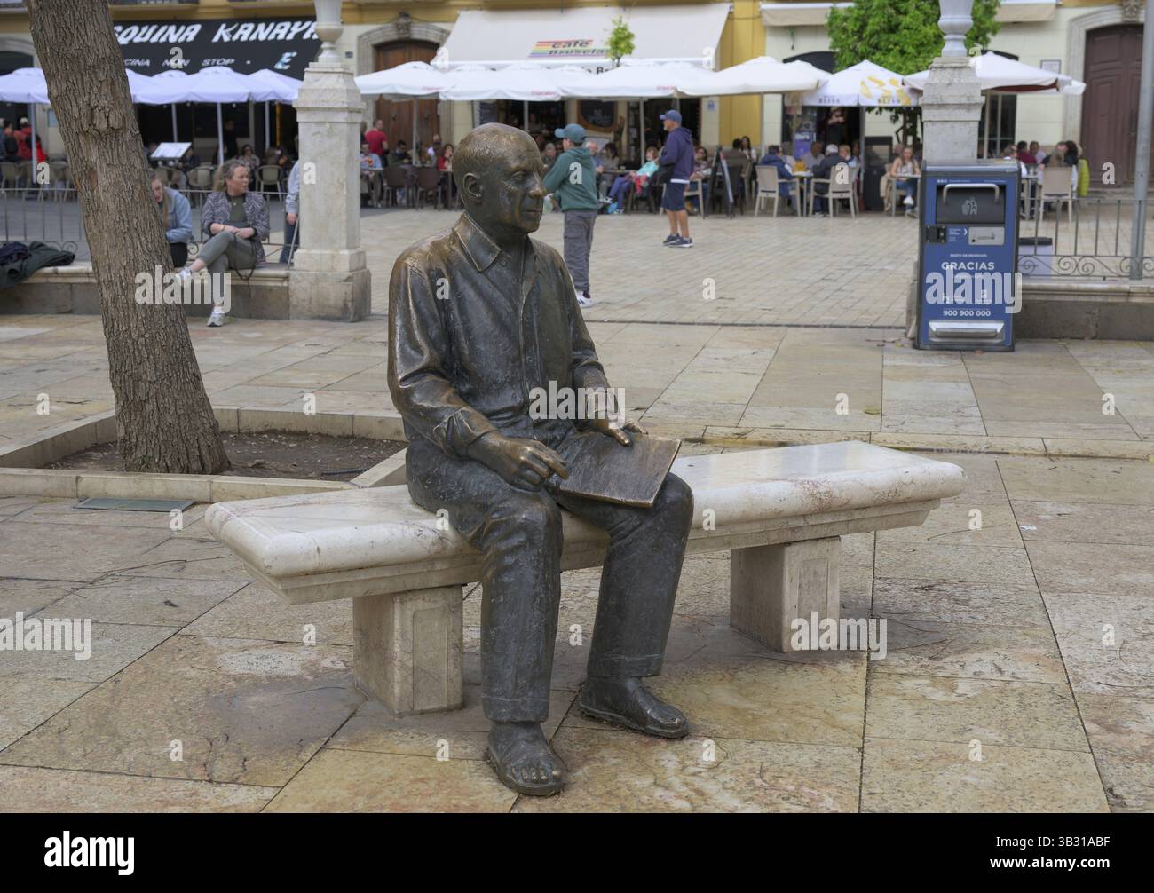 Pablo picasso bronze statues hi-res stock photography and images - Alamy
