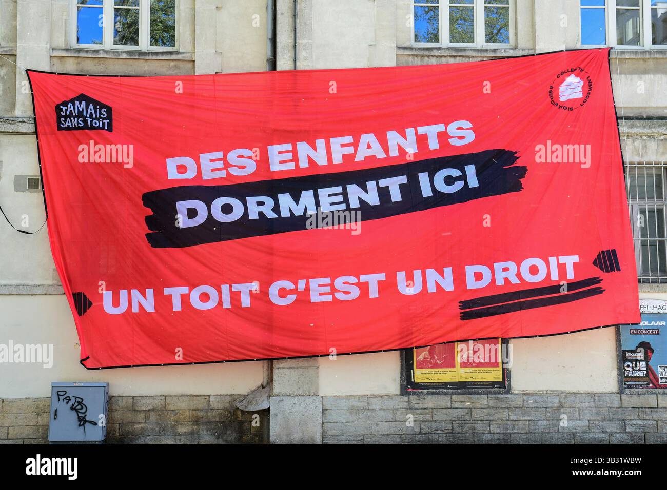 Banner from the Jamais Sans Toit collective, which calls for a roof ...