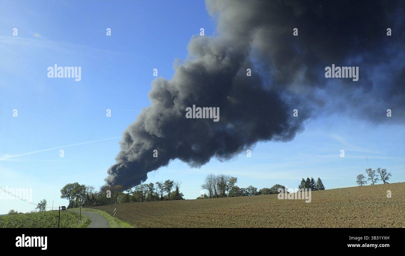 Large fire burning in building hi-res stock photography and images - Alamy