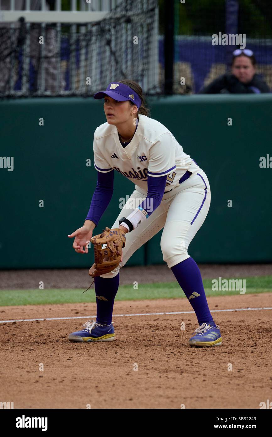 Washington Huskies third baseman Giselle Alvarez (42) during an NCAA ...