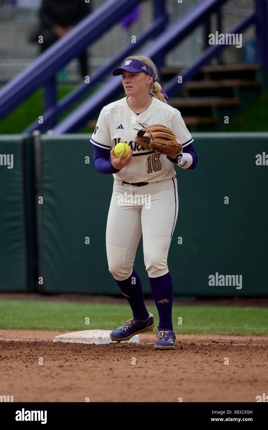 Washington Huskies first baseman Alexis DeBoer (16) during an NCAA ...