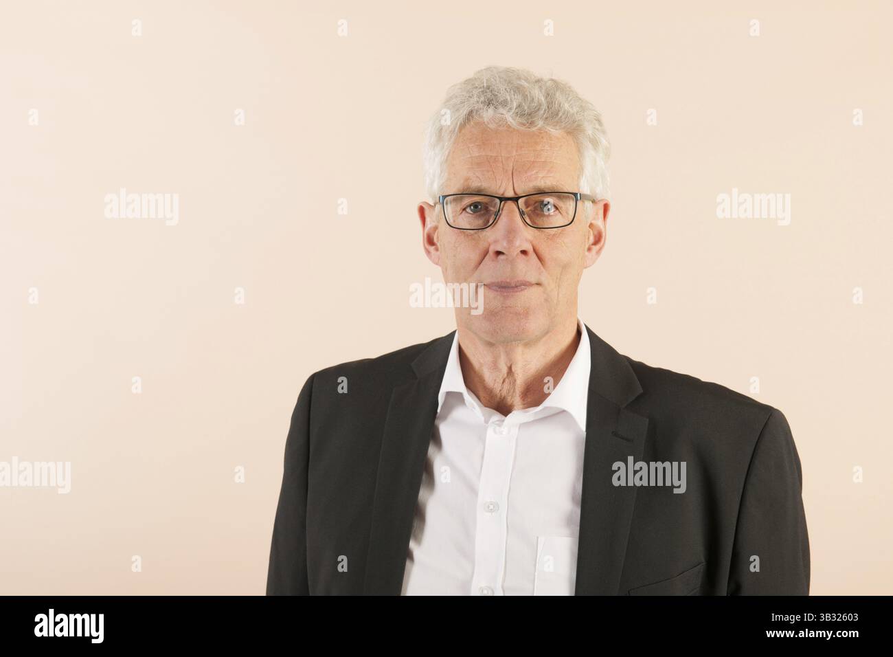 Formally dressed man hi-res stock photography and images - Alamy