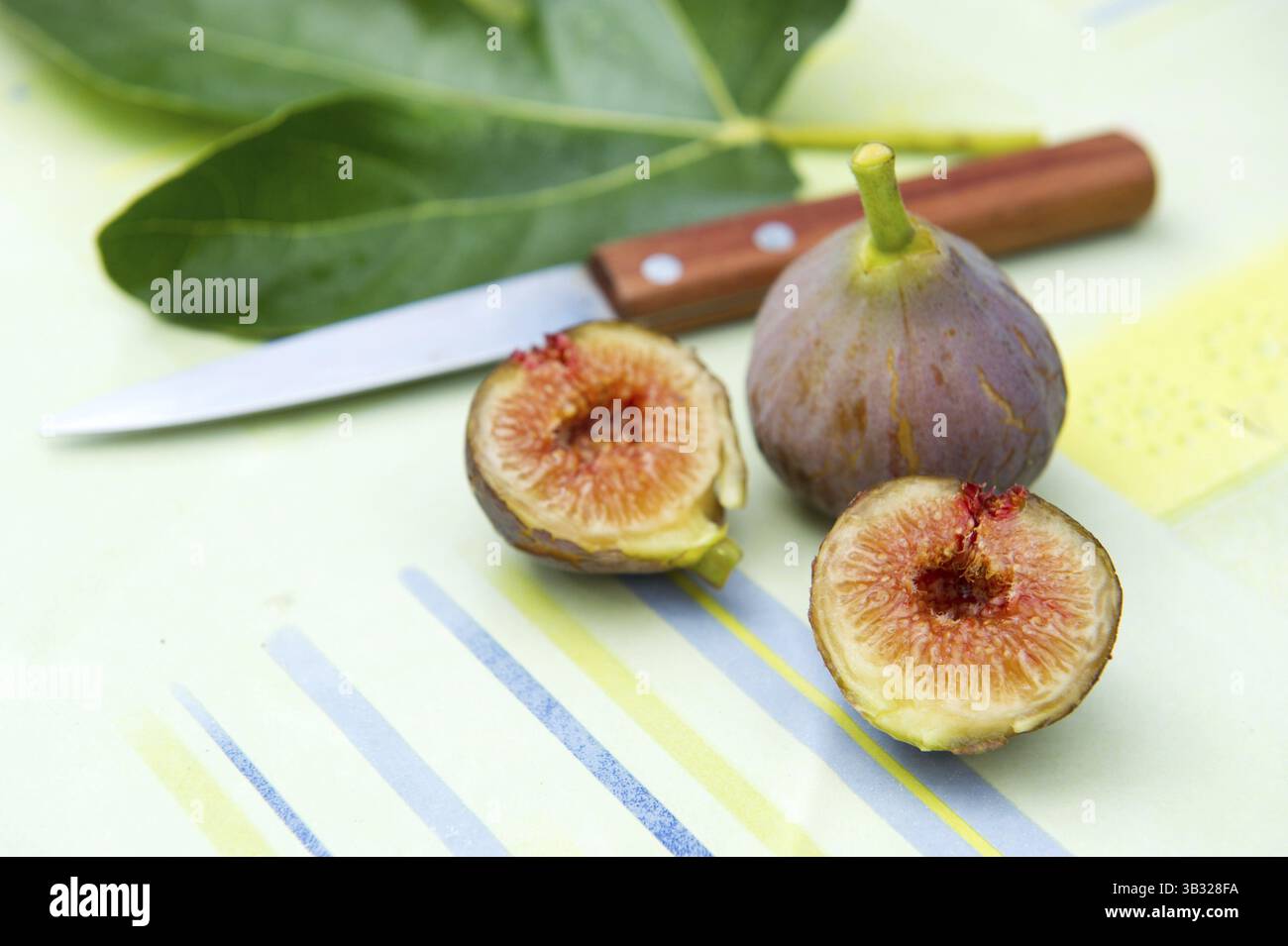 Still life outdoor in the sun with figs Stock Photo - Alamy