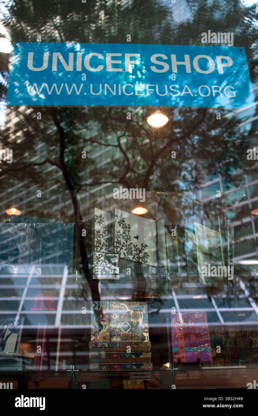 Children un member flags hi-res stock photography and images - Alamy