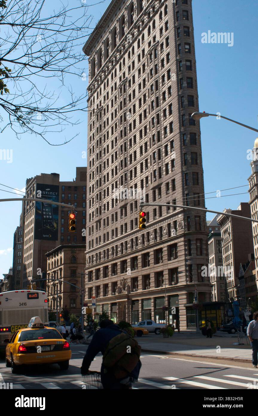 Sep 29, 2015 - New York, New York, U.S. - Flatiron Building. Between ...