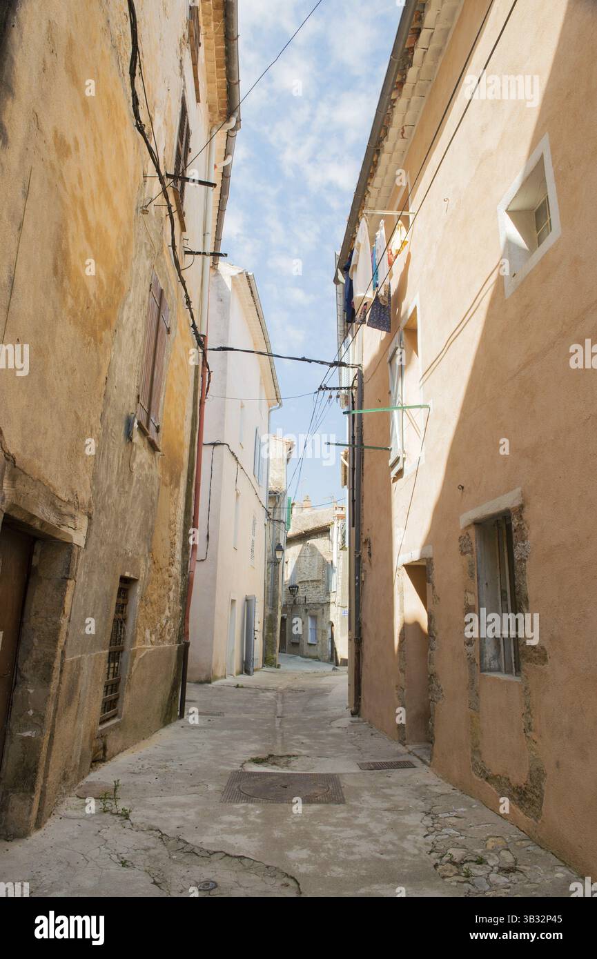 Deserted french alleyway hi-res stock photography and images - Alamy