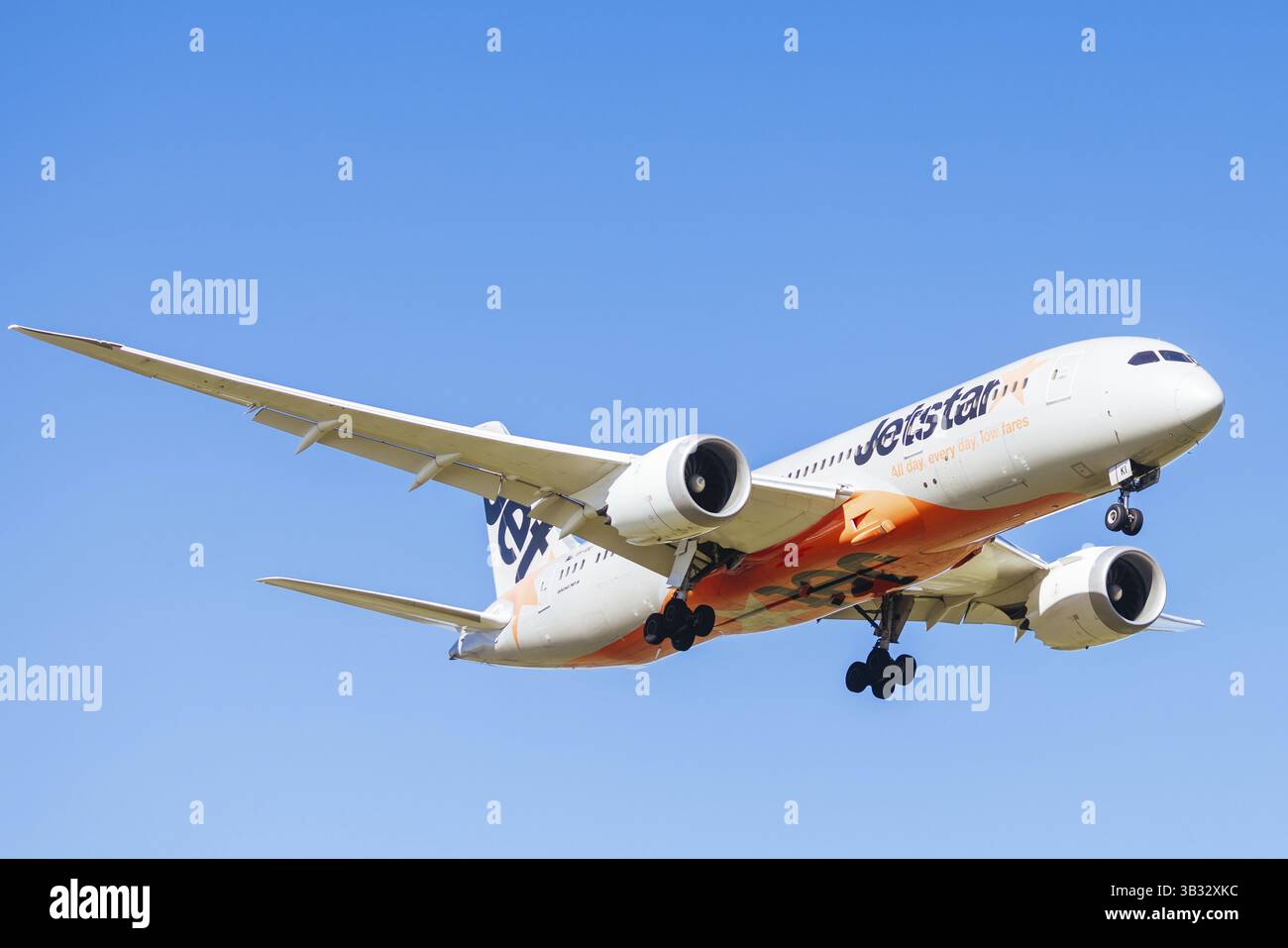 MELBOURNE, AUSTRALIA - SEPTEMBER 07, 2024: A Jetstar Boeing 787-8 flies ...